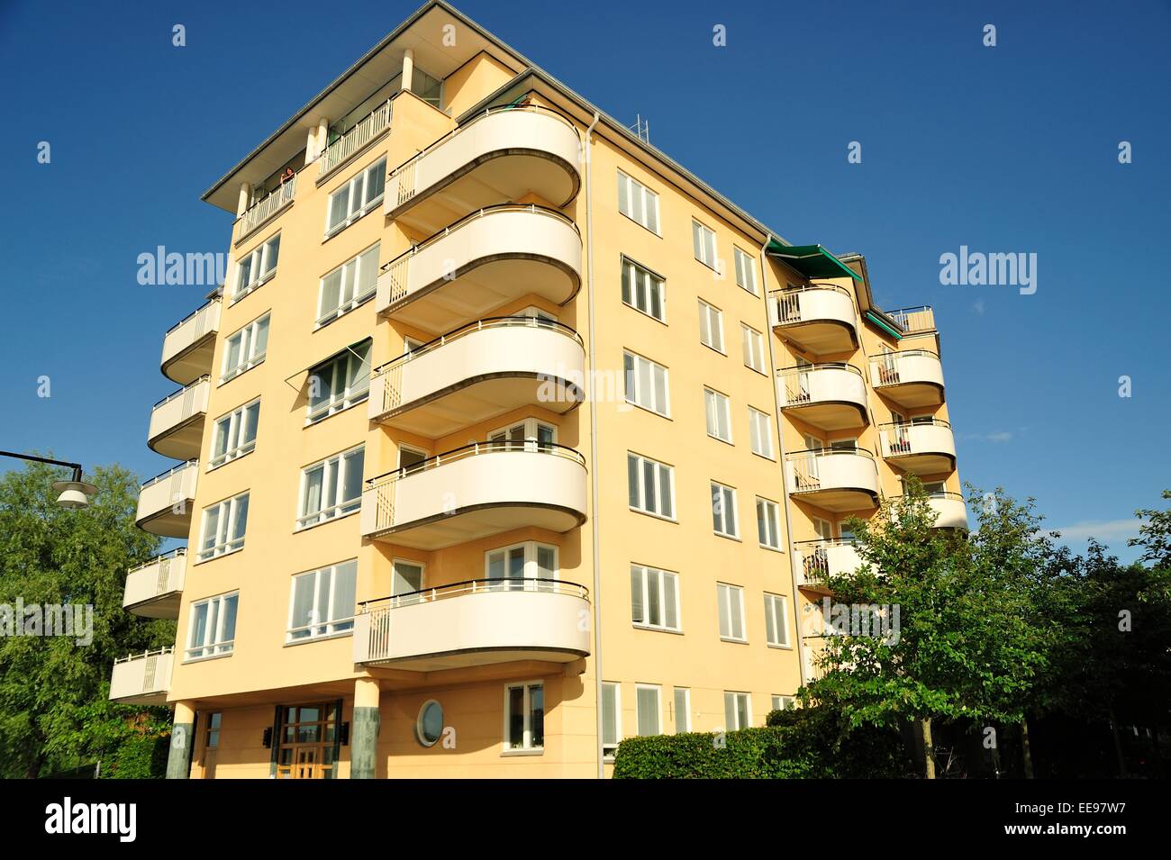 Large residential apartment block hi-res stock photography and images ...