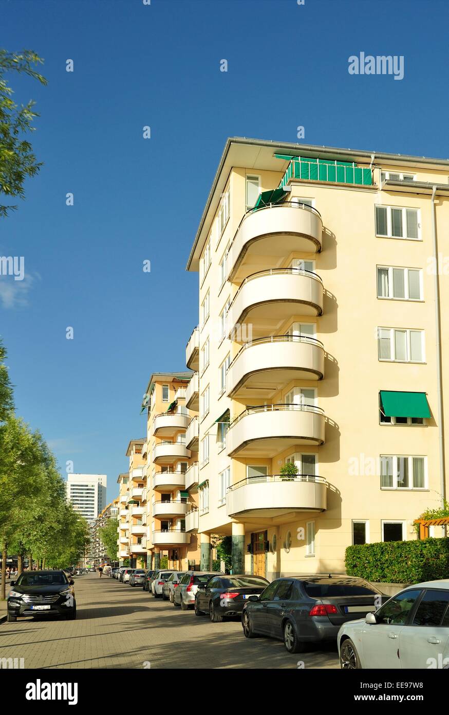 Large residential apartment block hi-res stock photography and images ...