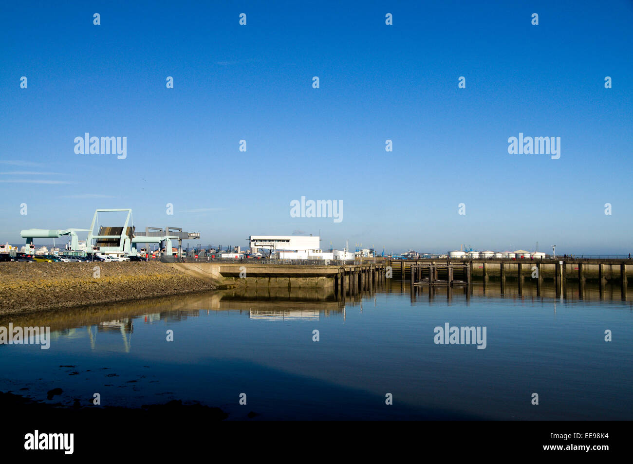 Barrage locks hi-res stock photography and images - Alamy