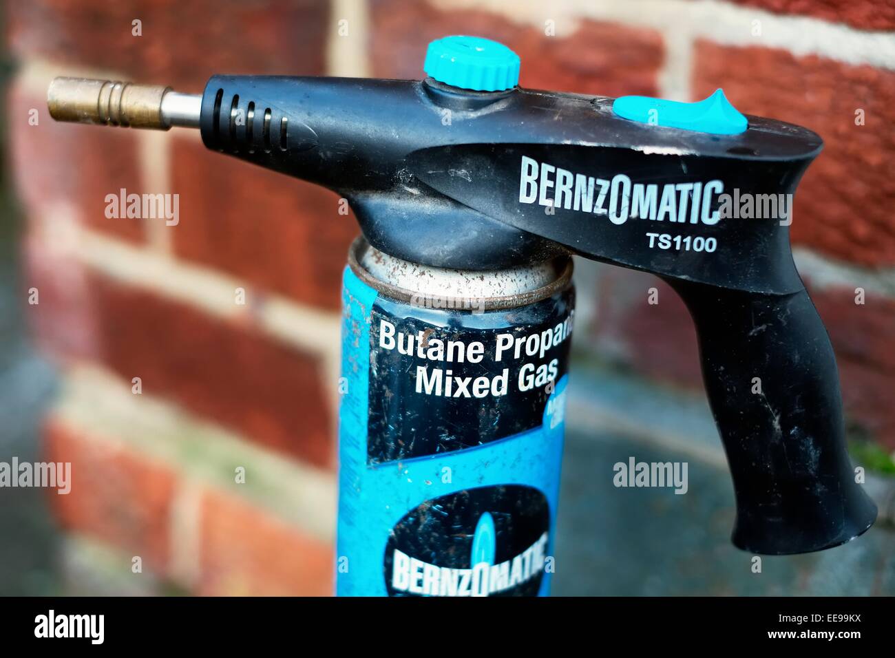 A Bernzomatic trigger start blow torch TS 1100 Stock Photo - Alamy