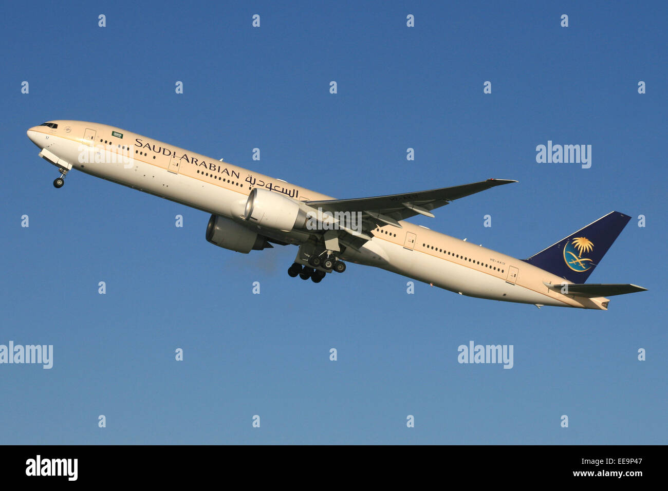 SAUDI ARABIAN SAUDIA 777 Stock Photo - Alamy