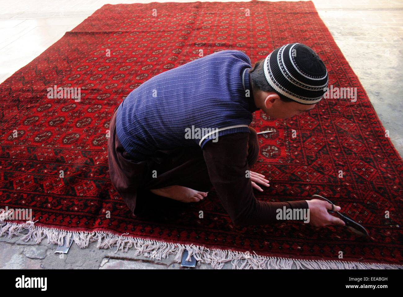 (150115) -- PESHAWAR, Jan. 15, 2015 (Xinhua) -- A Pakistani man crafts ...