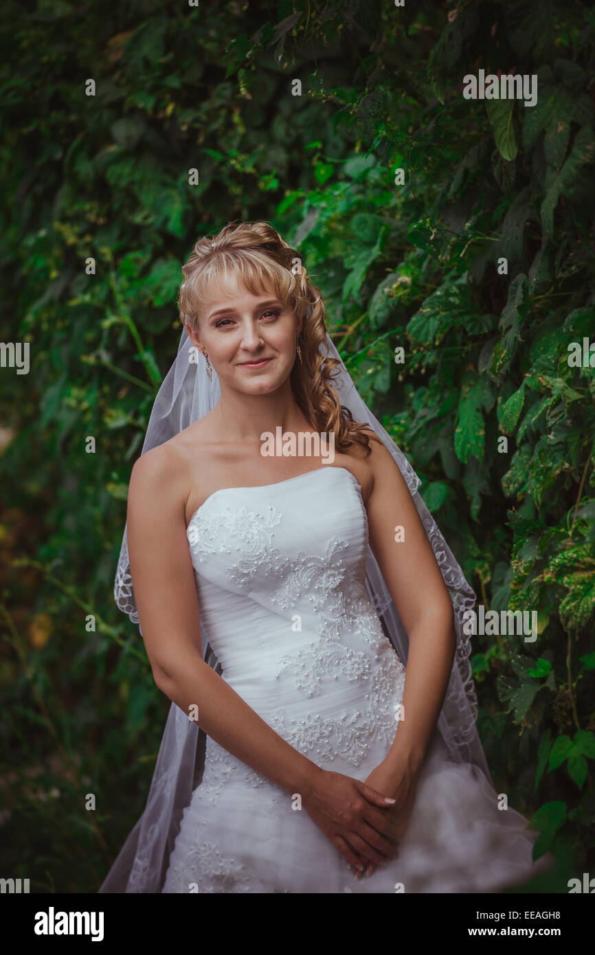 Portrait of a beautiful smiling bride Stock Photo - Alamy