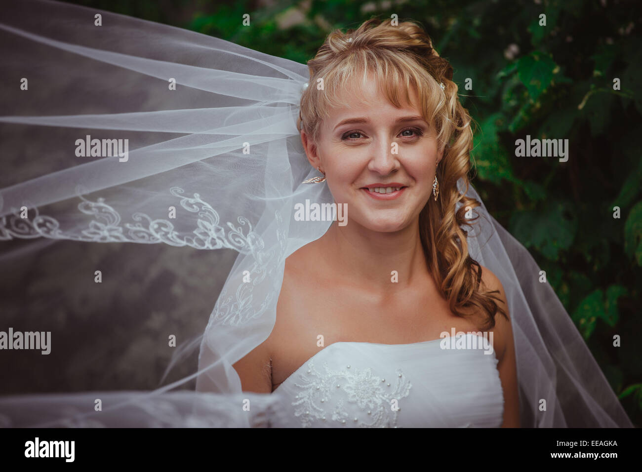 Portrait of a beautiful smiling bride Stock Photo - Alamy