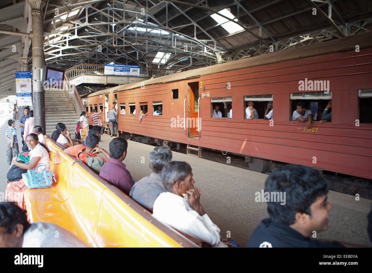 TRAIN AT COLOMBO FORT RAILWAY STATION Stock Photo - Alamy