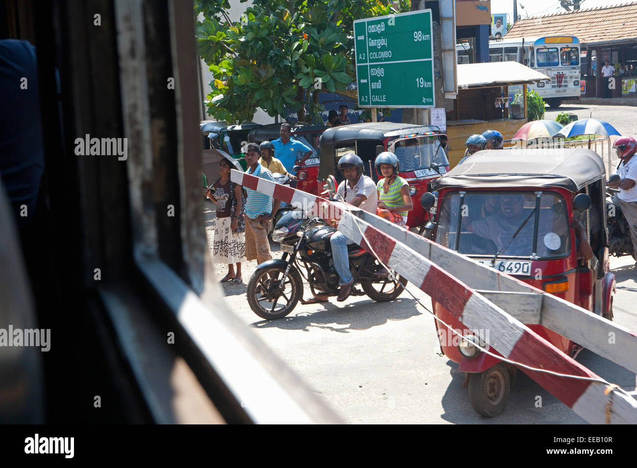 BUSY TRAFFIC AT LEVEL CROSSING IN COLOMBO Stock Photo - Alamy