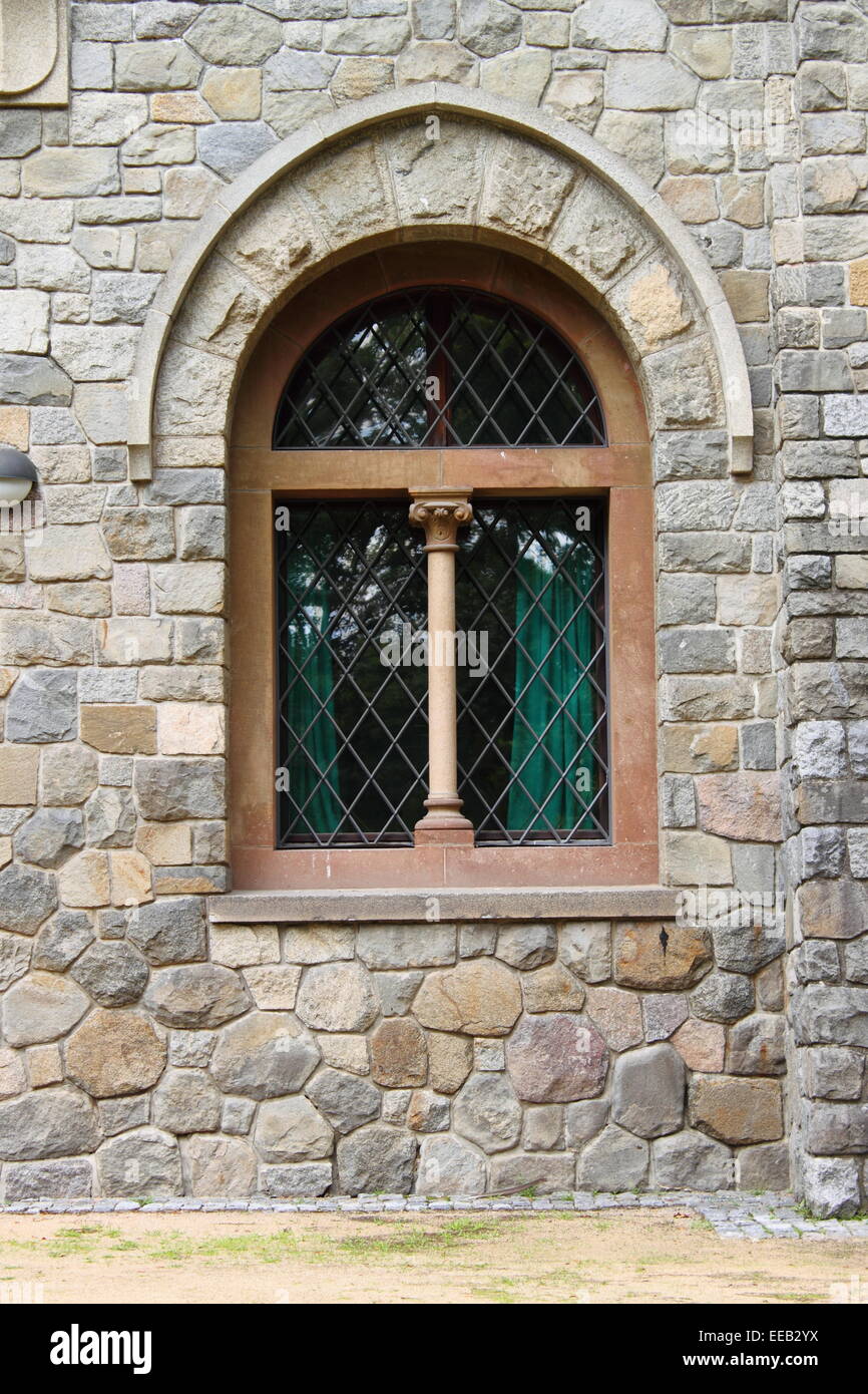 Medieval mullioned window hi-res stock photography and images - Alamy