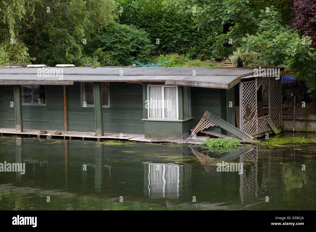 Damaged houseboat hi-res stock photography and images - Alamy