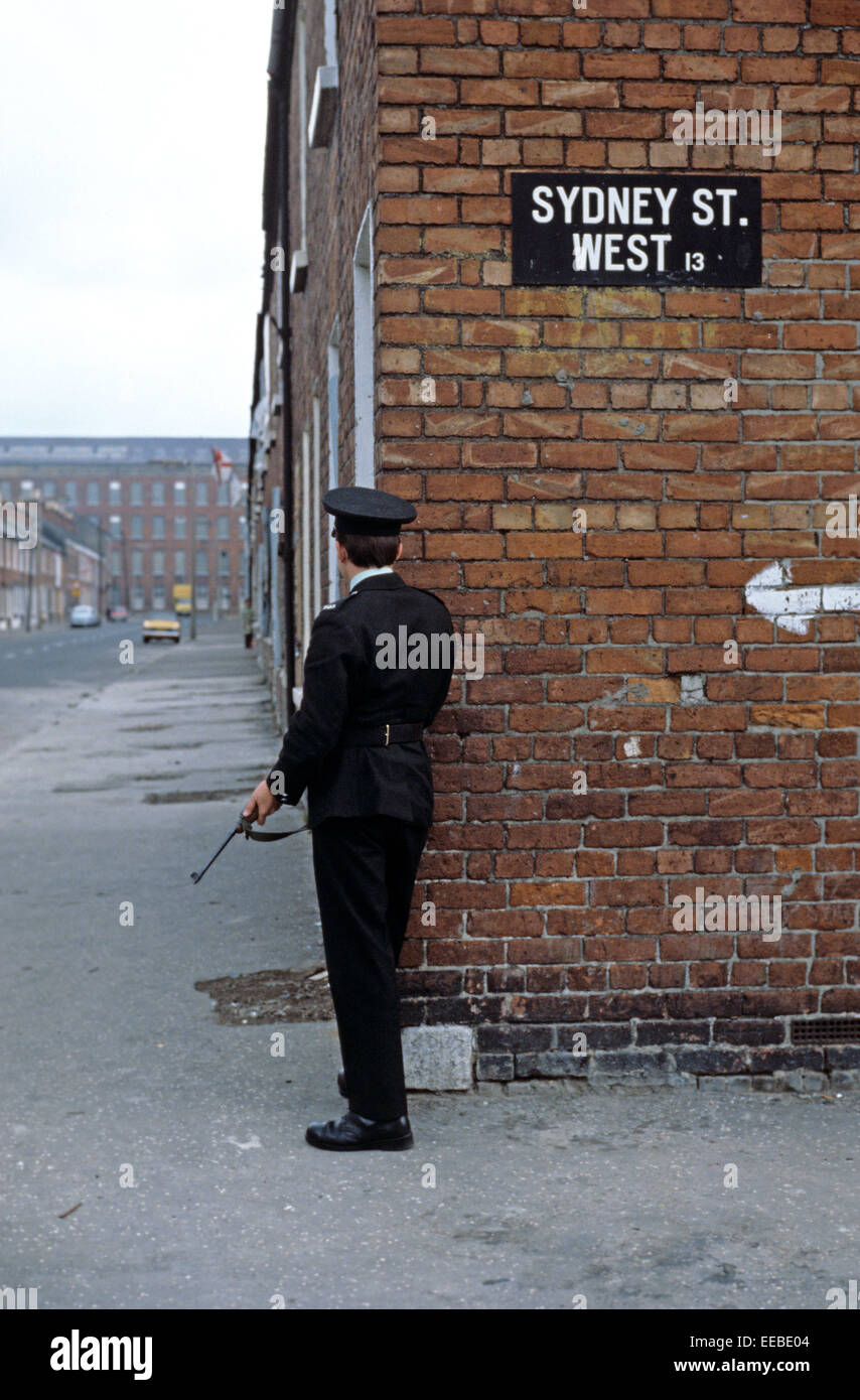 Armed police ireland hi-res stock photography and images - Alamy