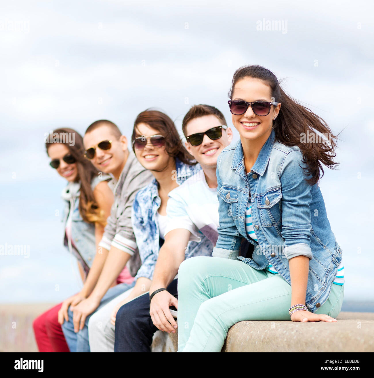 group of teenagers hanging out Stock Photo - Alamy