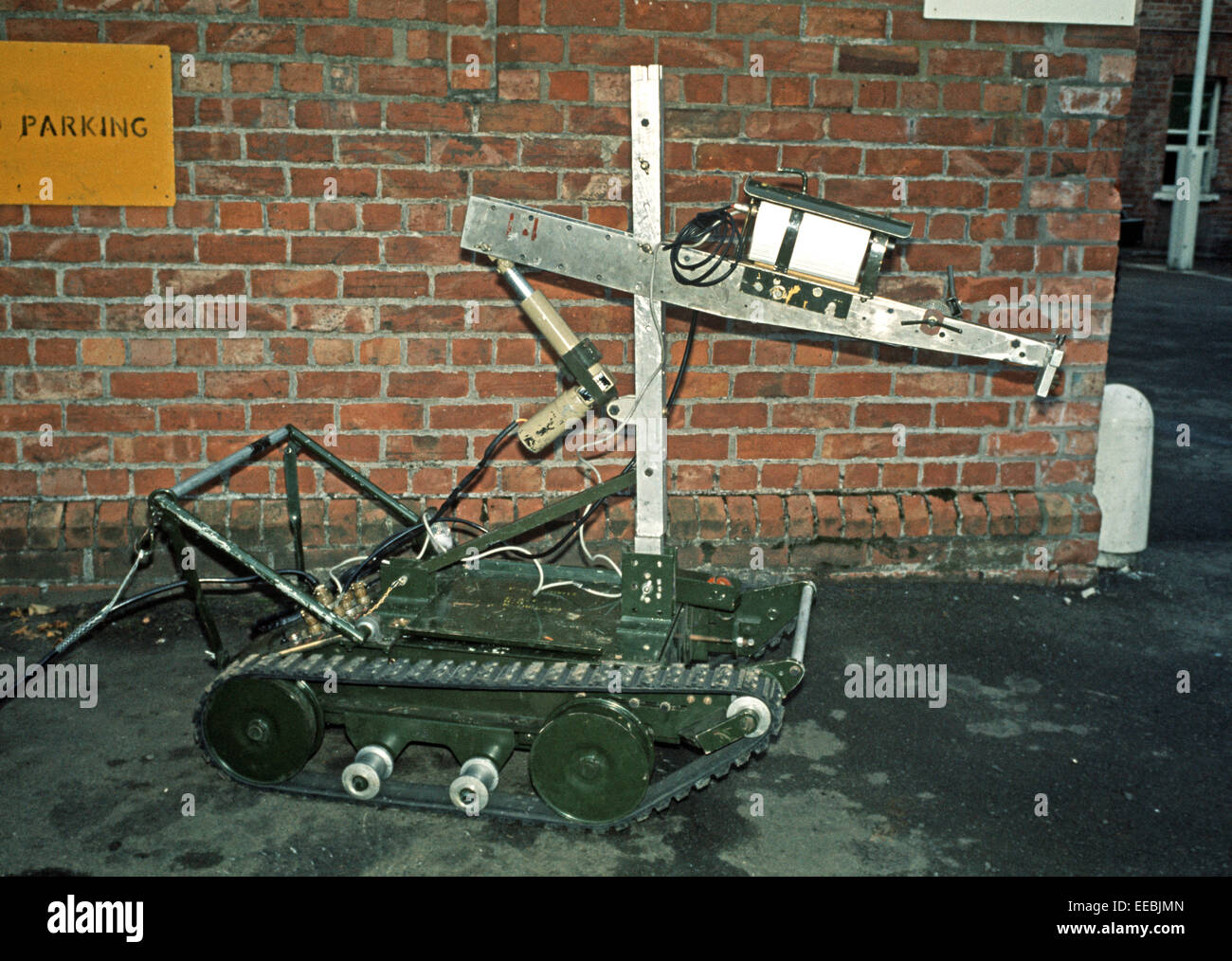 Robot diffuse bomb hi-res stock photography and images - Alamy