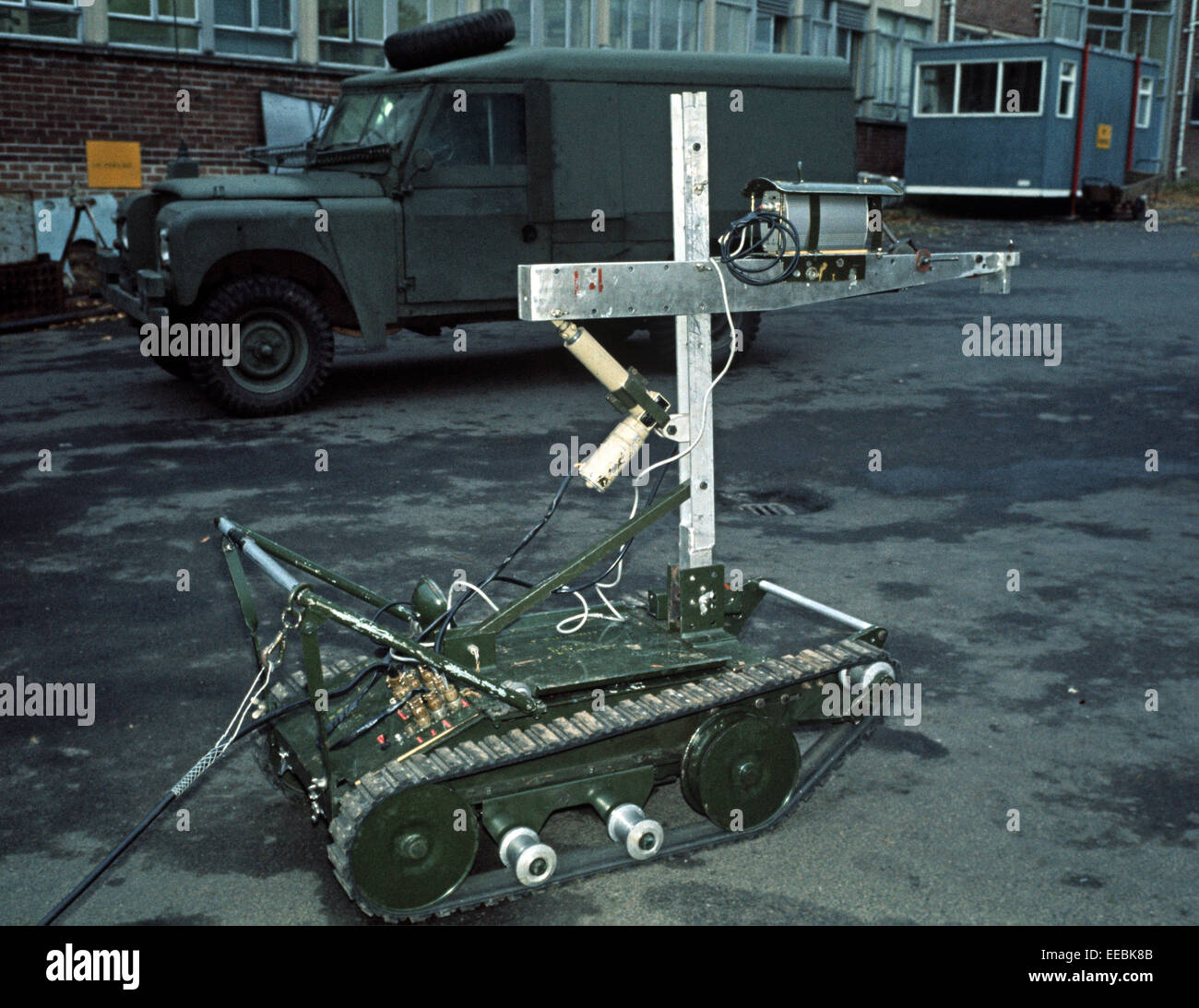 Robot diffuse bomb hi-res stock photography and images - Alamy