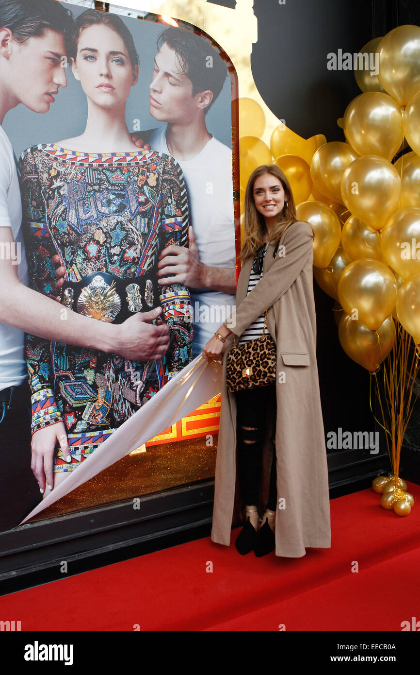 CHIARA FERRAGNI signals the beginning of the Christmas period at a ...