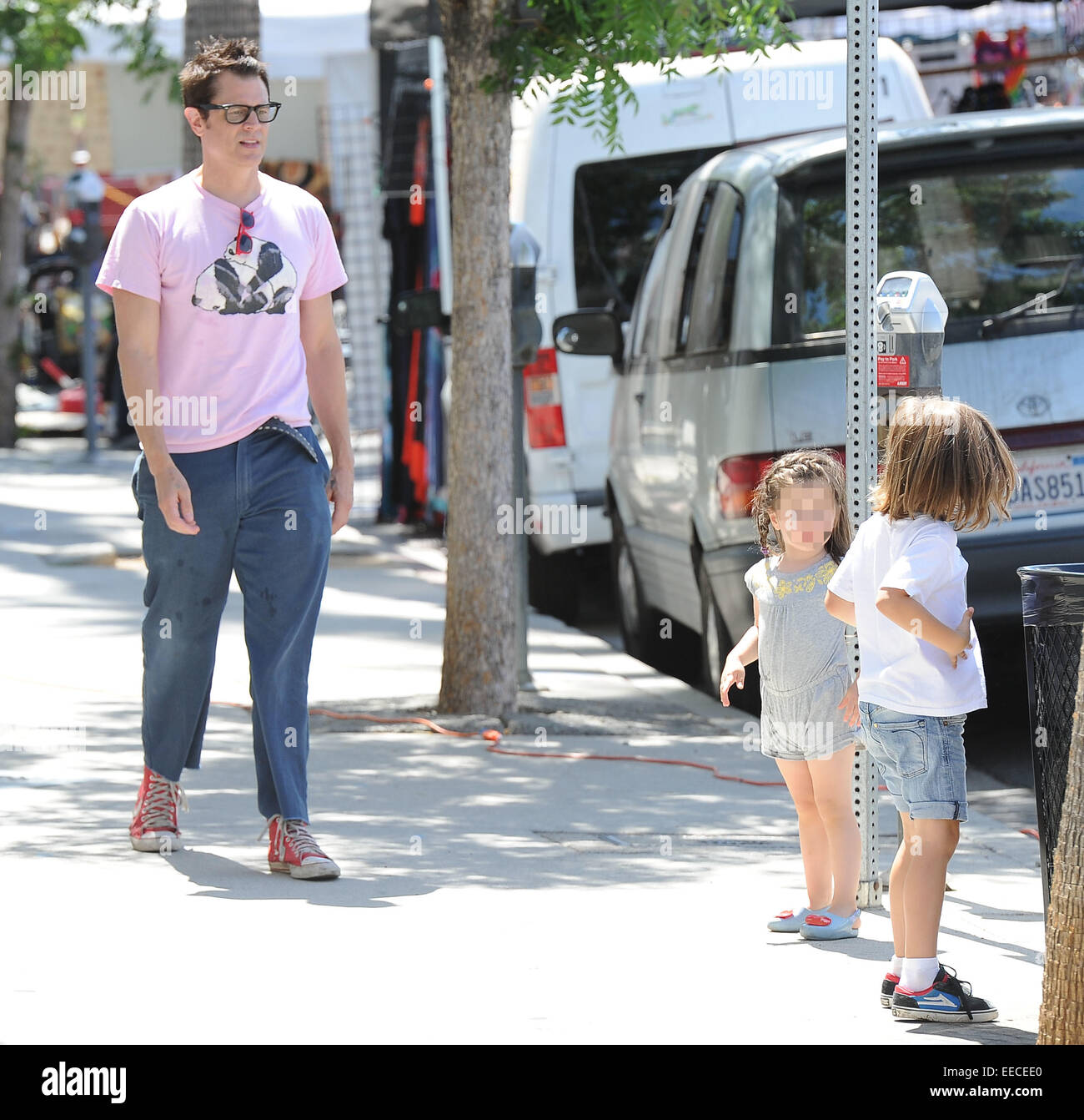 Johnny Knoxville spends time at the Farmers Market with his children ...