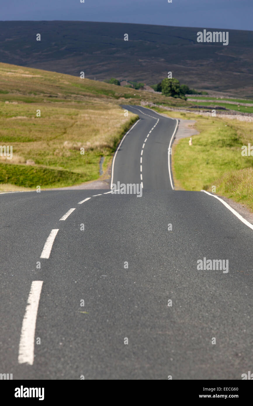 Empty road bend hi-res stock photography and images - Alamy