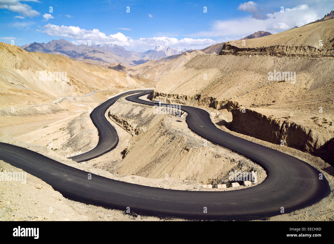 Winding road ladakh leh hi-res stock photography and images - Alamy