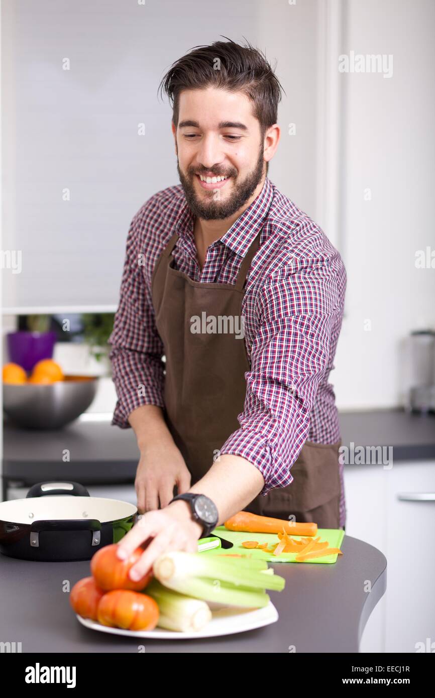 Man cooking kitchen hi-res stock photography and images - Alamy