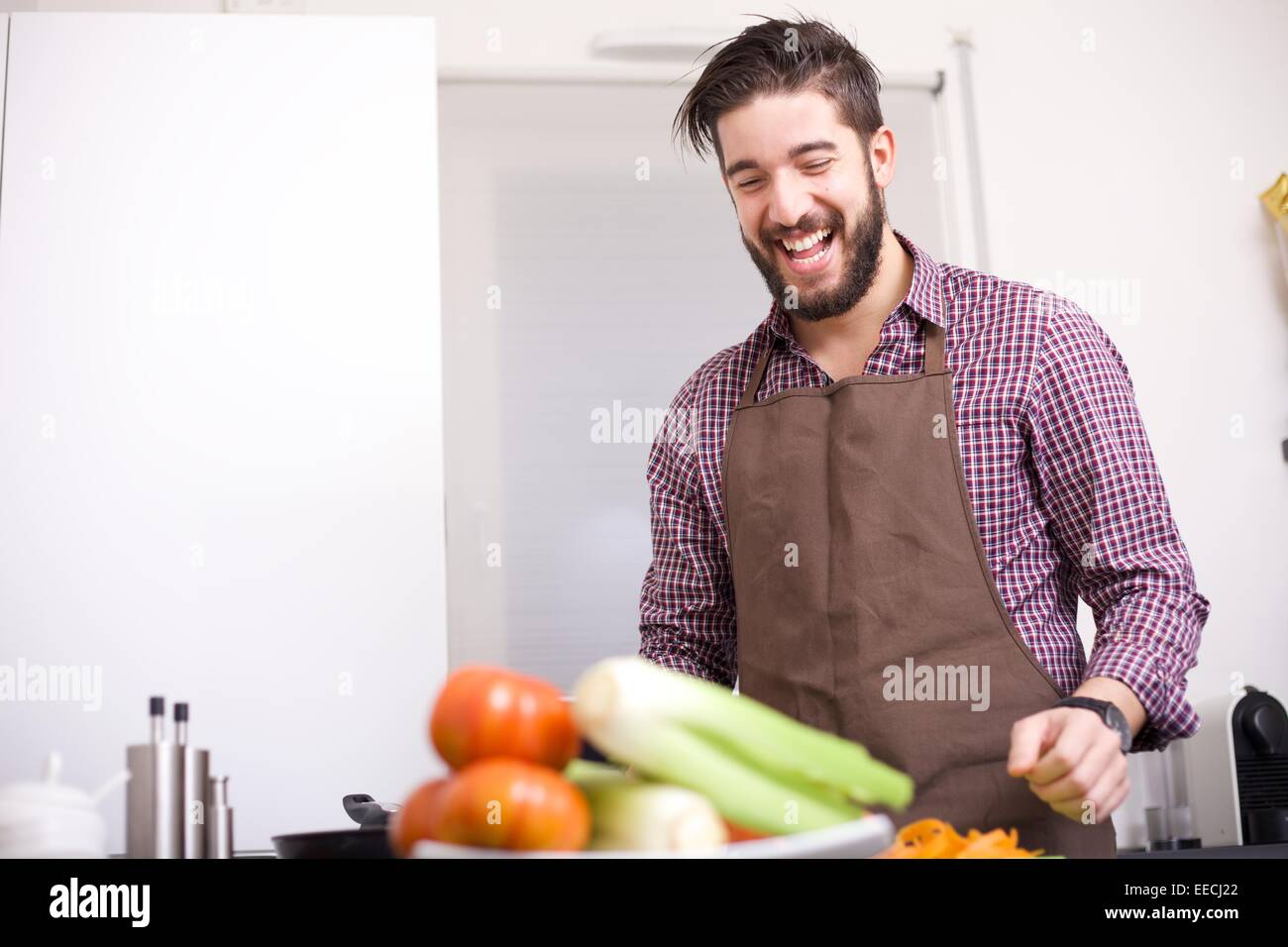 Man cooking kitchen hi-res stock photography and images - Alamy