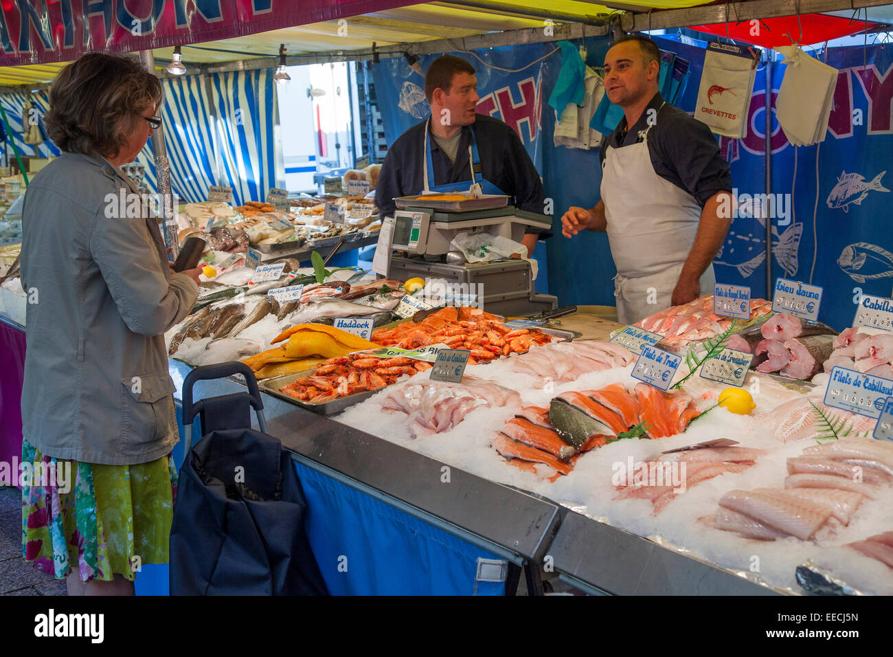 Woman buying fish at a Paris market Stock Photo - Alamy