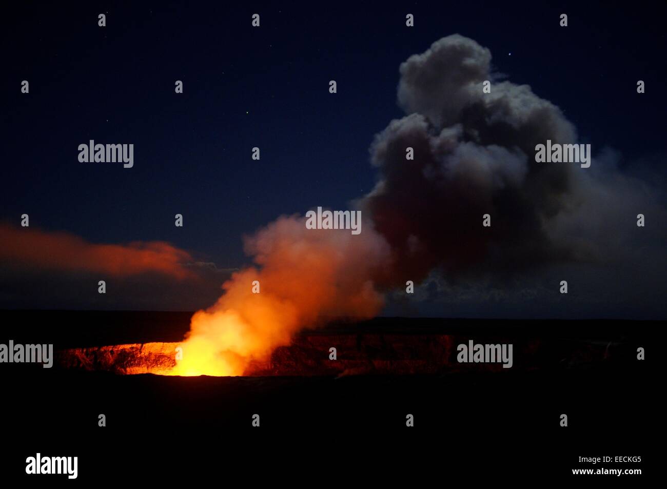 Halemaumau halemaumau crater overlook hi-res stock photography and ...
