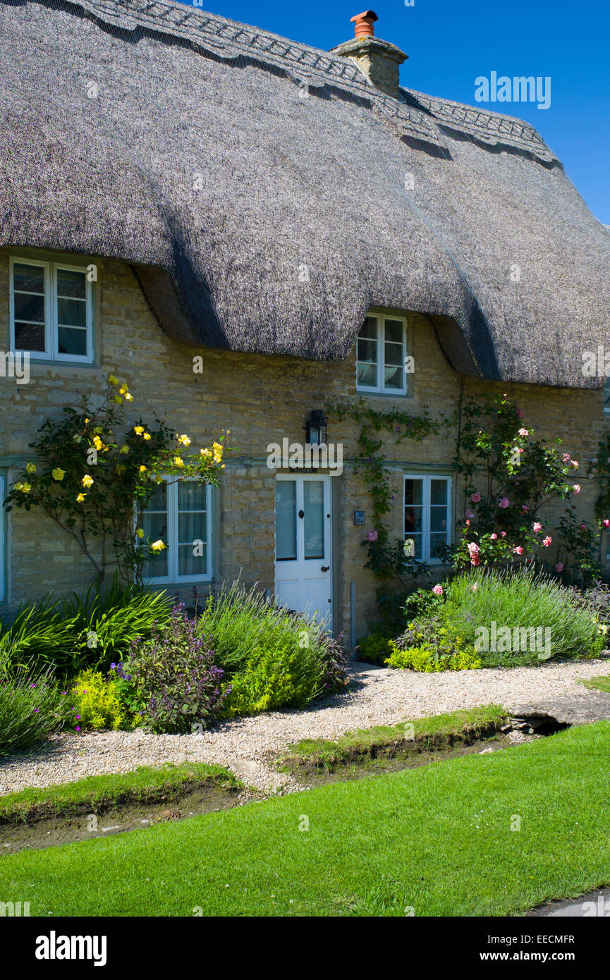 Typical cotswold cottages hi-res stock photography and images - Alamy