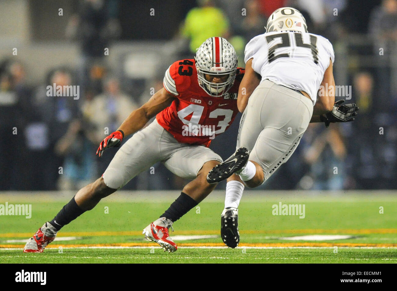 Ohio State linebacker Darron Lee (43) moves to tackle running back ...