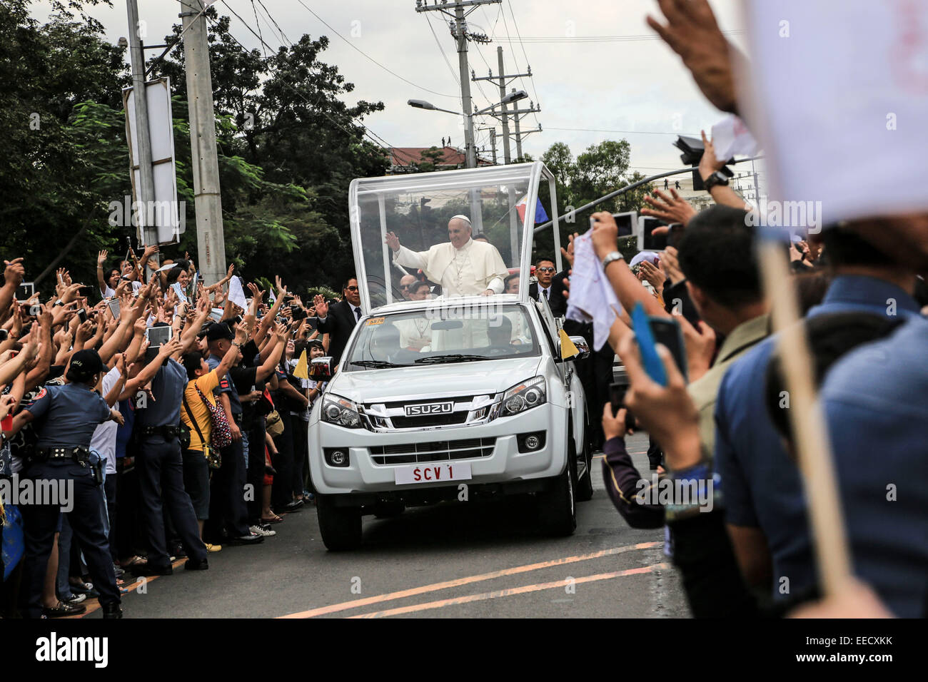 Manila, Philippines. 16th Jan, 2015. People wait on the road to see the ...