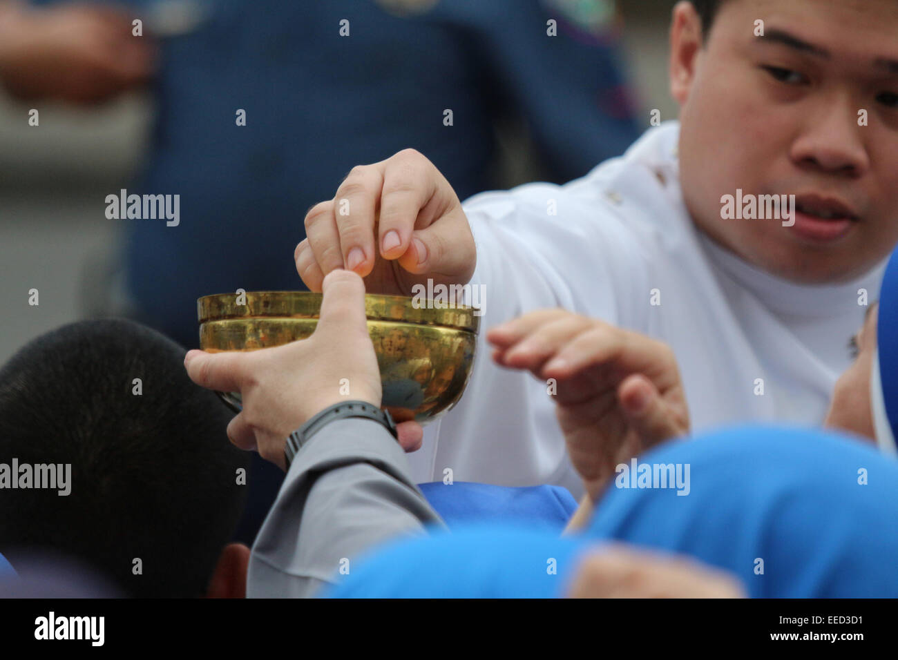 Manila Cathedral, Philippines. 16th January, 2015. A Filipino Roman ...
