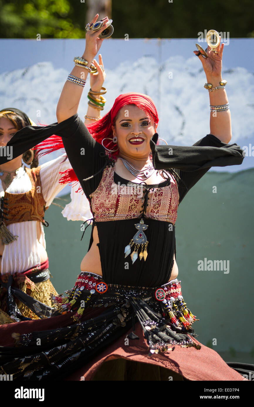 Middle eastern dance hi-res stock photography and images - Alamy