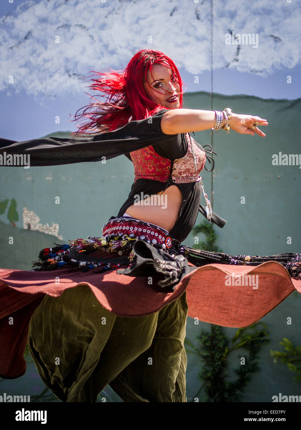 Middle eastern dance hi-res stock photography and images - Alamy