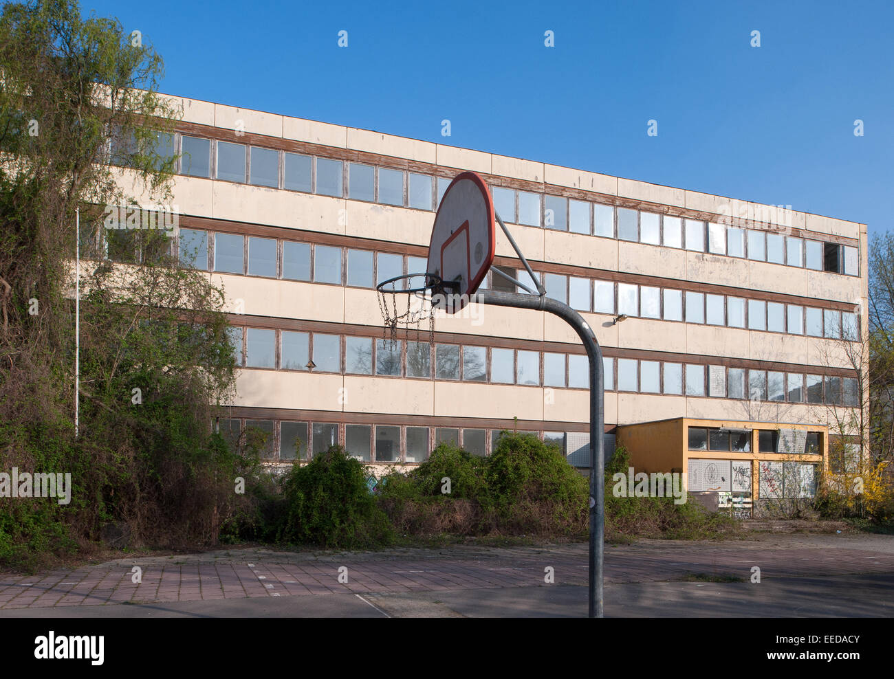 Run down school building hi-res stock photography and images - Alamy