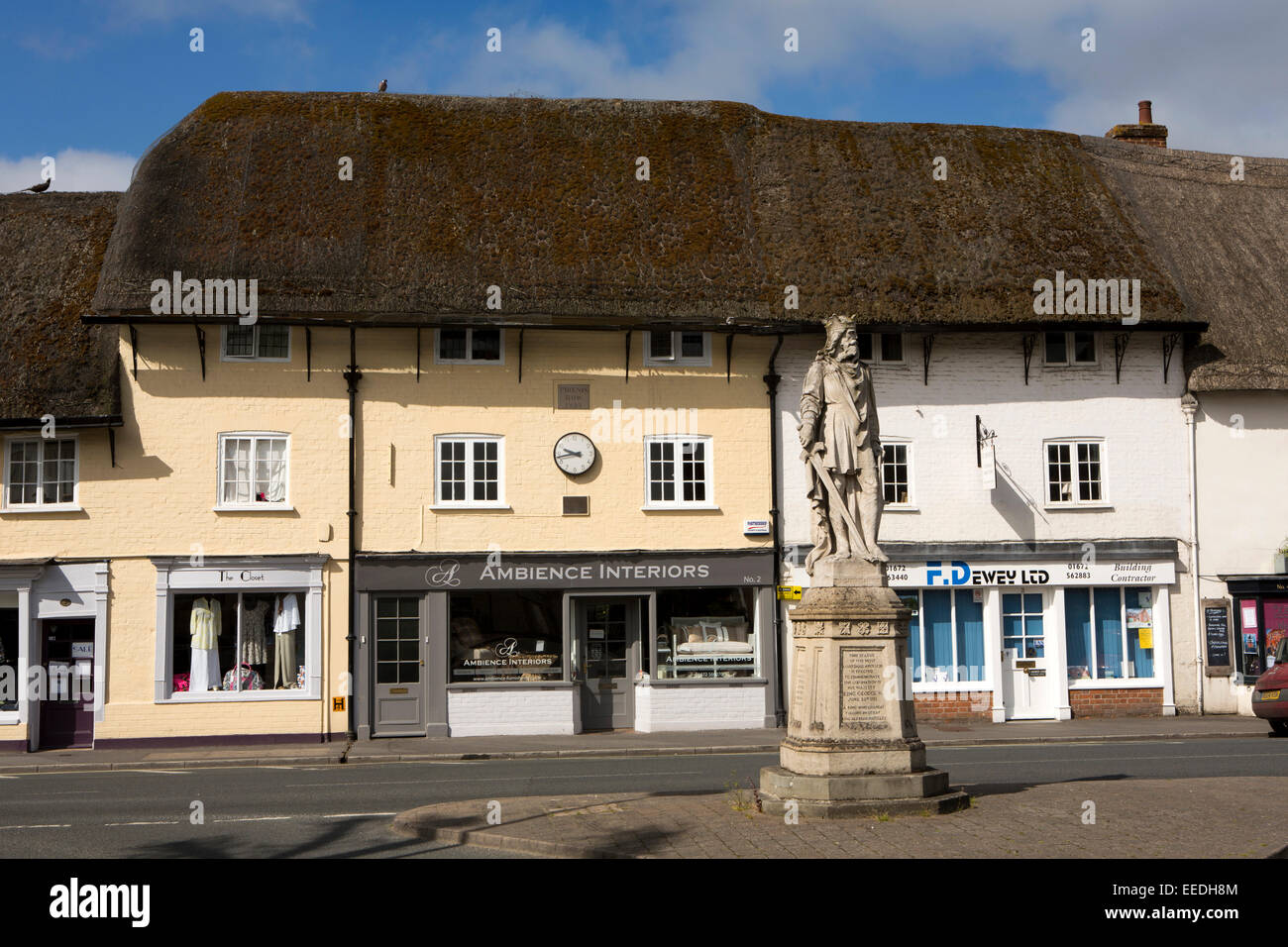 UK, England, Wiltshire, Pewsey, statue of Saxon King Alfred in front of ...