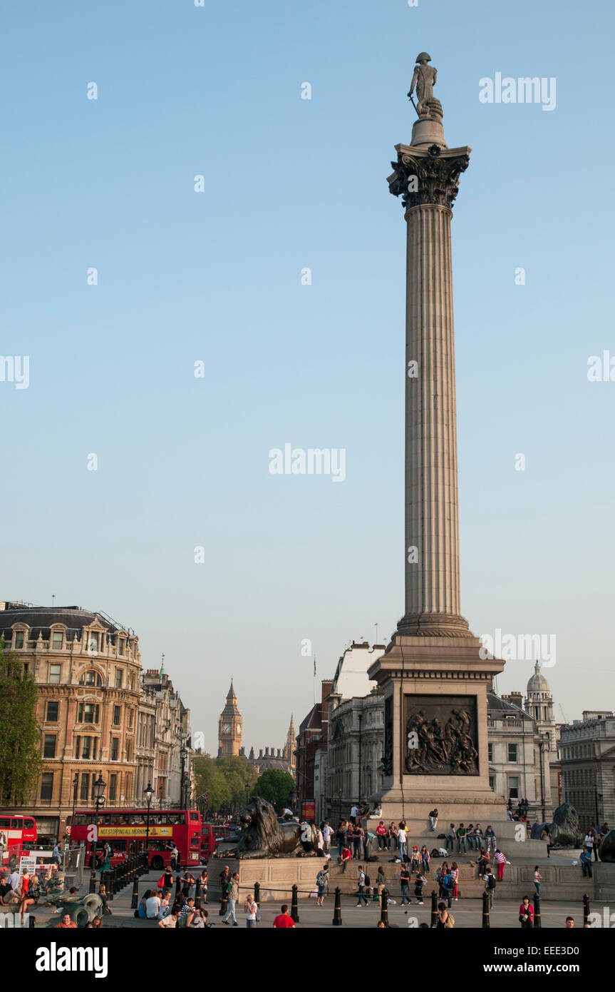 Trafalgar square nelson's column bus hi-res stock photography and ...