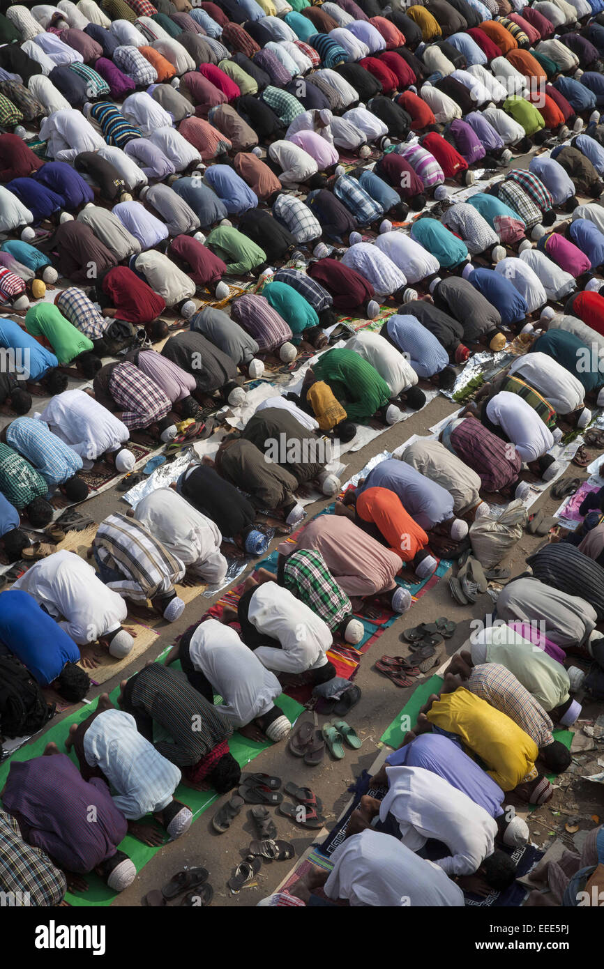 Jan. 16, 2015 - Dhaka, Bangladesh - Muslim devotees offer Jumma prayers ...