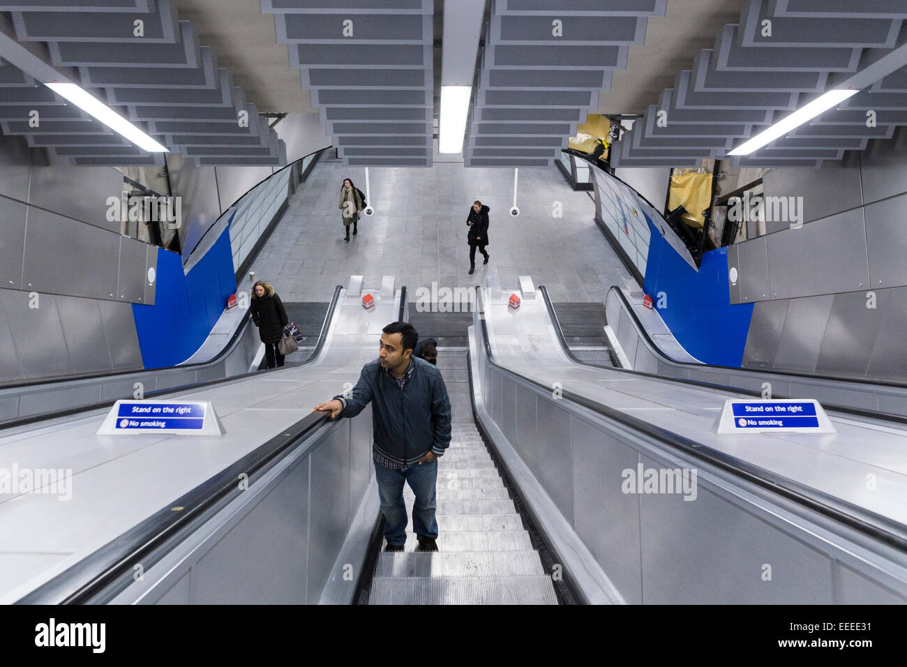 London underground escalator angel hi-res stock photography and images ...