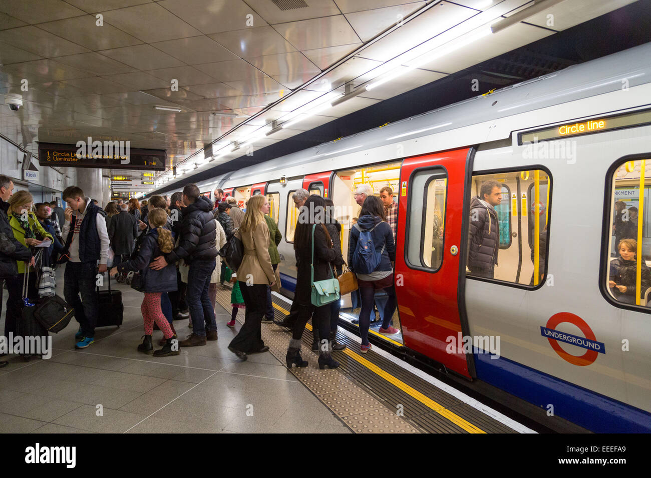 People boarding and alighting an S Stock train on the Circle line Stock ...
