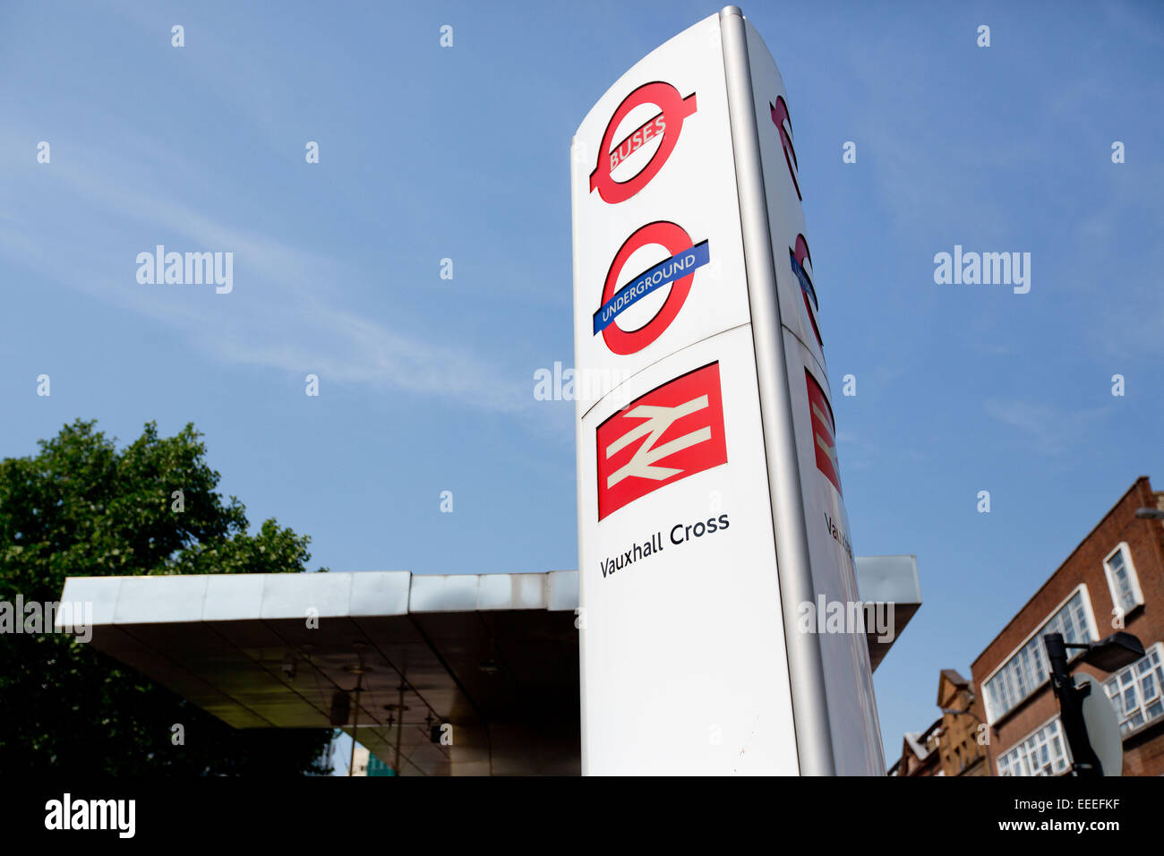 London buses roundel hi-res stock photography and images - Alamy