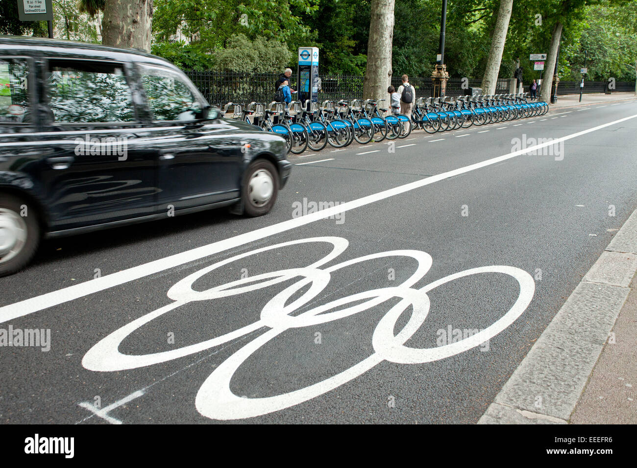 Cycle route london cycle network hi-res stock photography and images ...