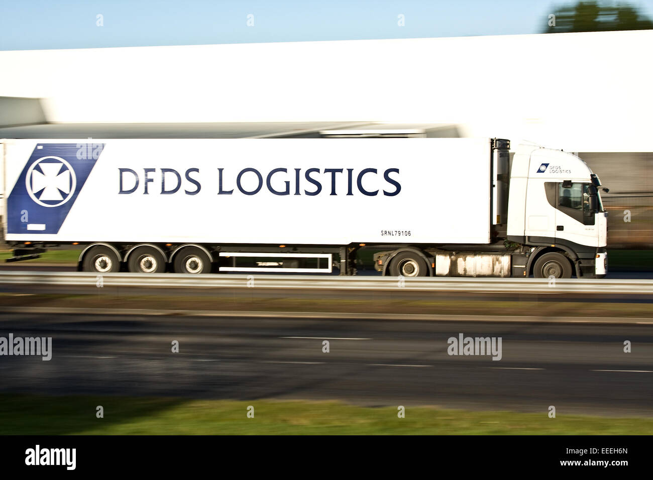Panning a DFDS Logistics Articulated lorry with rear sync flash ...