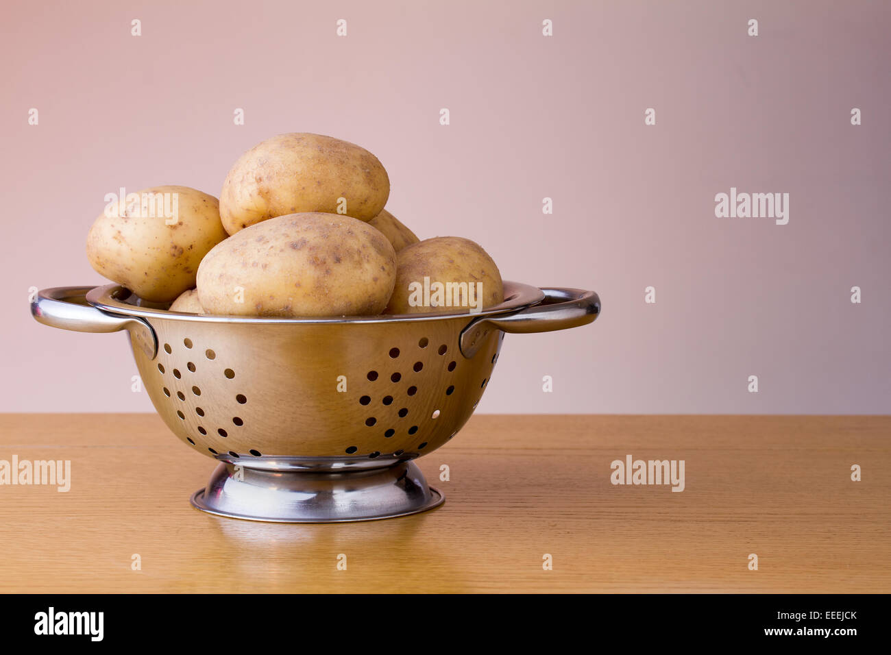 Maris piper potatoes in a colander Stock Photo - Alamy