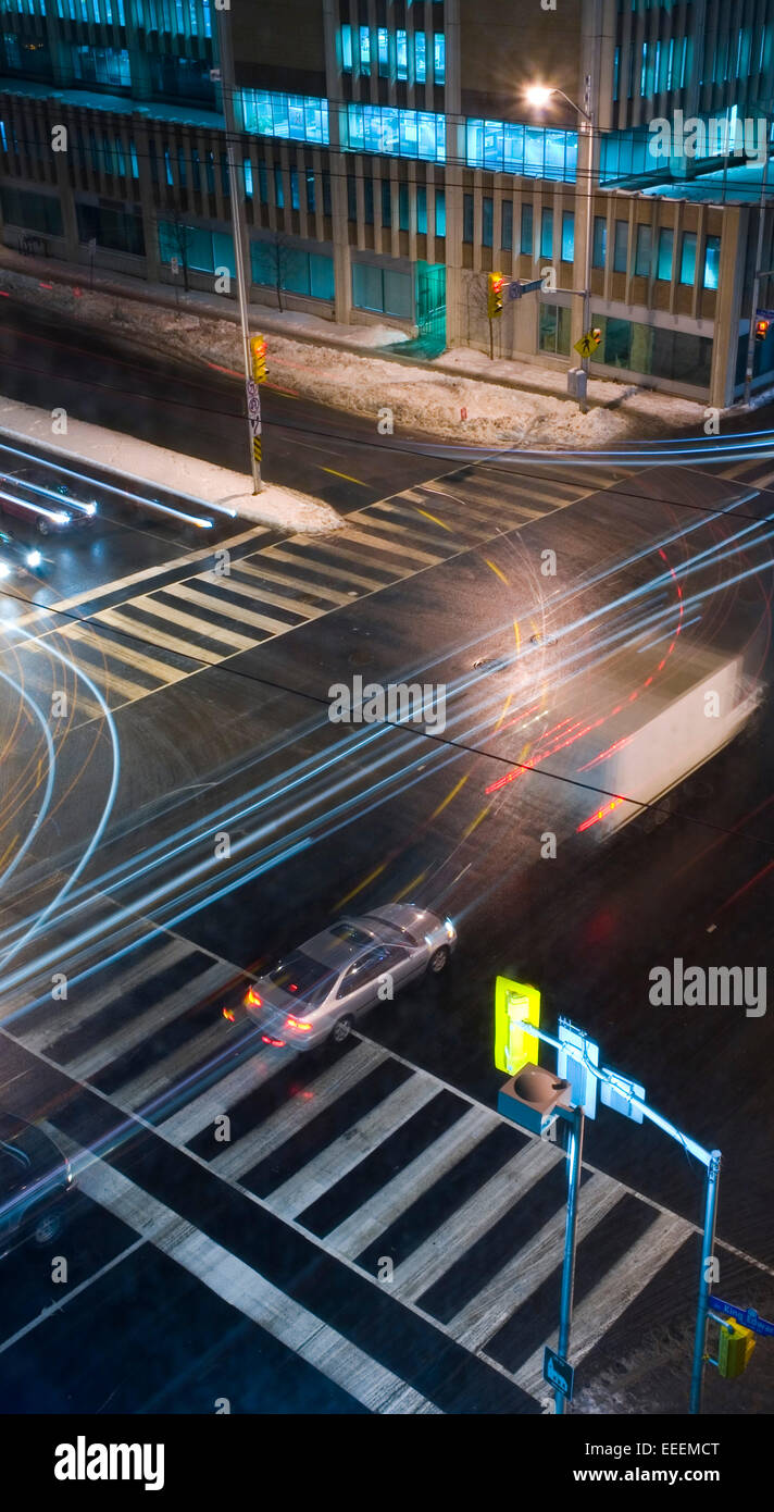 Intersection at night hi-res stock photography and images - Alamy
