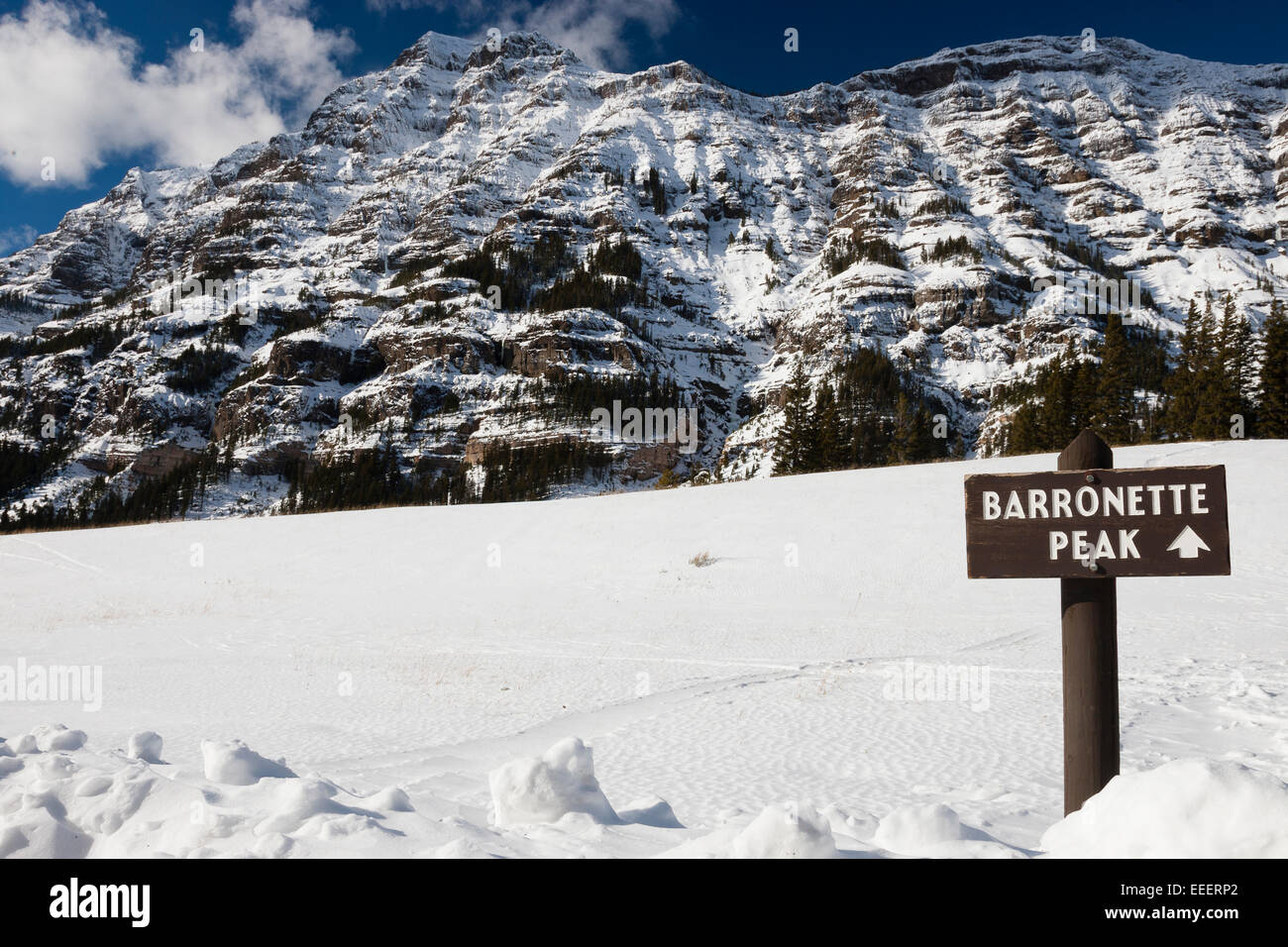 YELLOWSTONE, USA Sign pointing at Baronnette Peak, with mountain in the ...