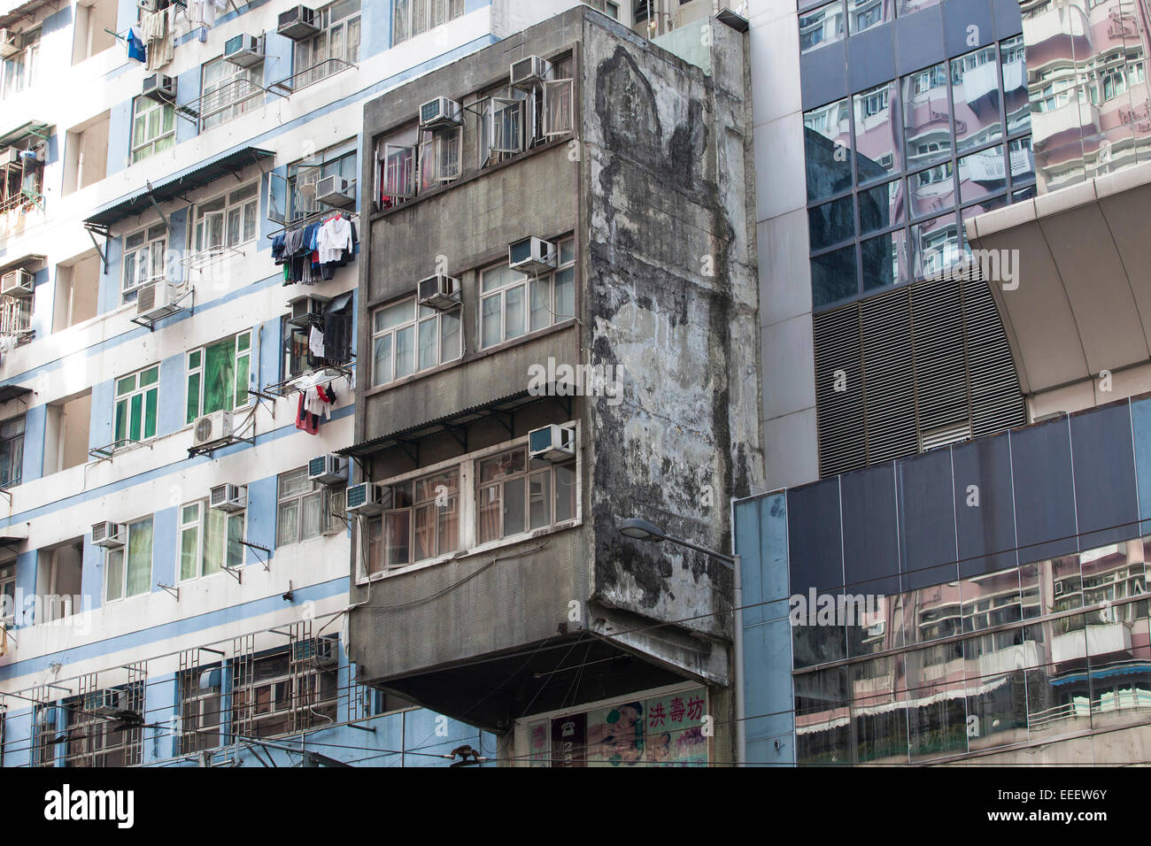 A building in Hong Kong with flats protruding from the side Stock Photo ...