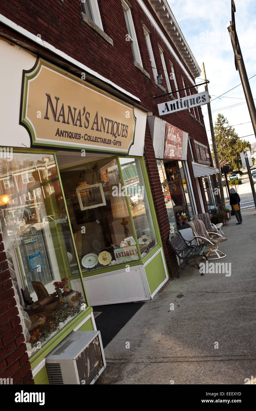 Shops in historic building hi-res stock photography and images - Alamy