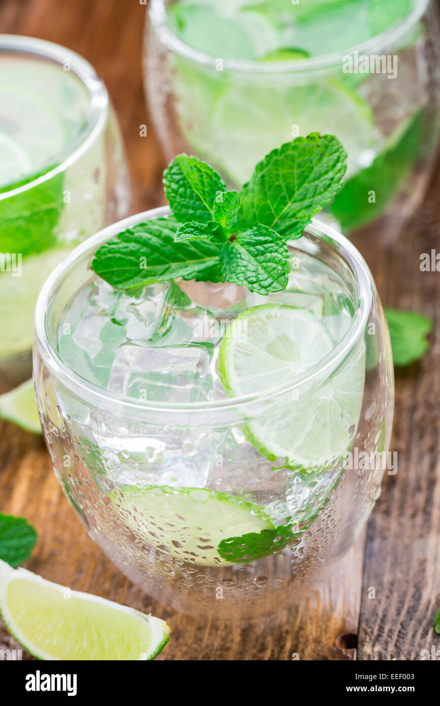 Cocktail with lime and mint Stock Photo - Alamy