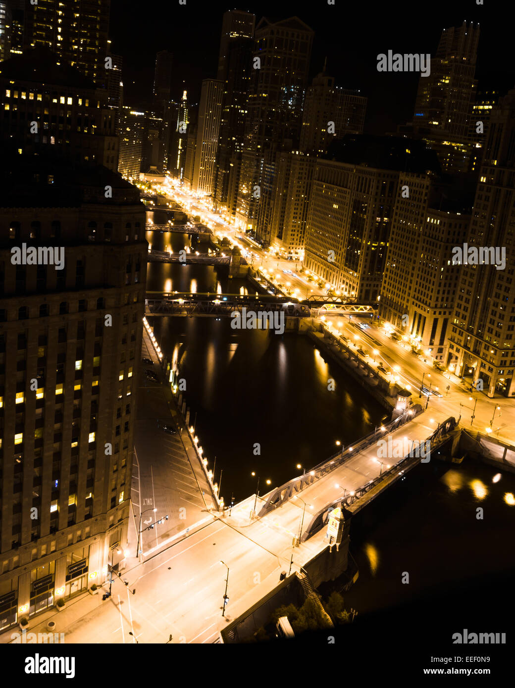 Chicago River from the Holiday Inn Hotel near Merchandise Mart at night ...