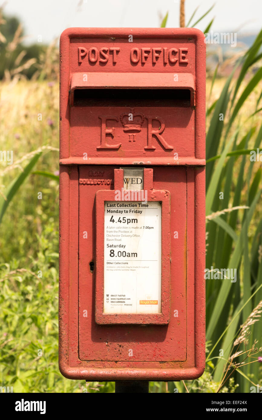 A village ER (Queen Elizabeth) post box - Bosham Hoe, Chichester ...