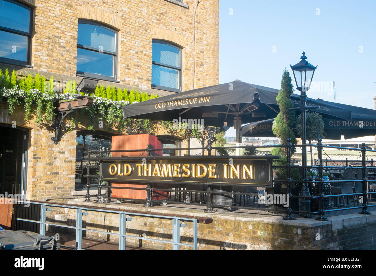 Old Thameside Inn on Pickfords wharf,london bridge,london,england Stock ...