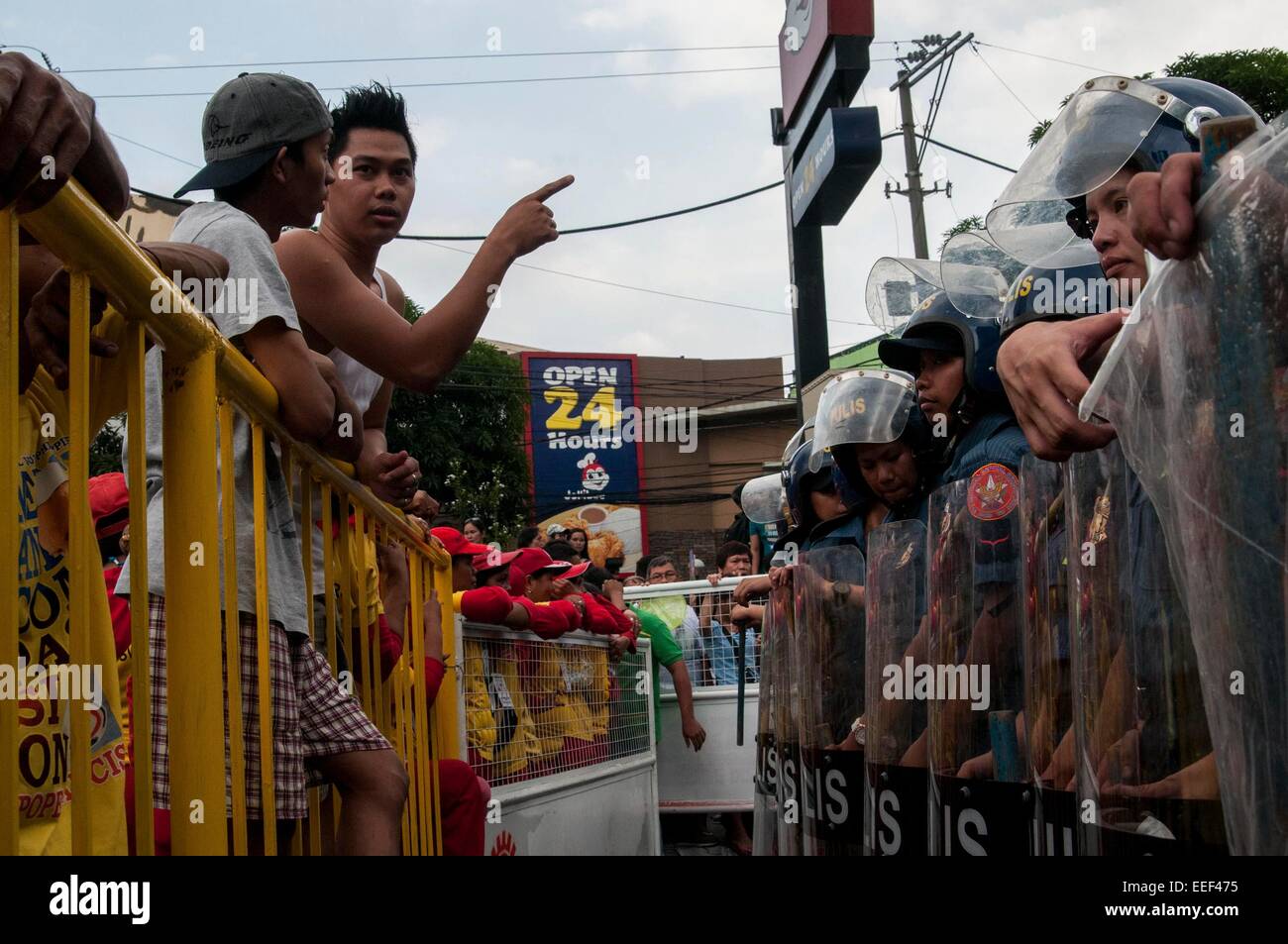 Philippine National Police (PNP0 personnel secure the barricades to ...