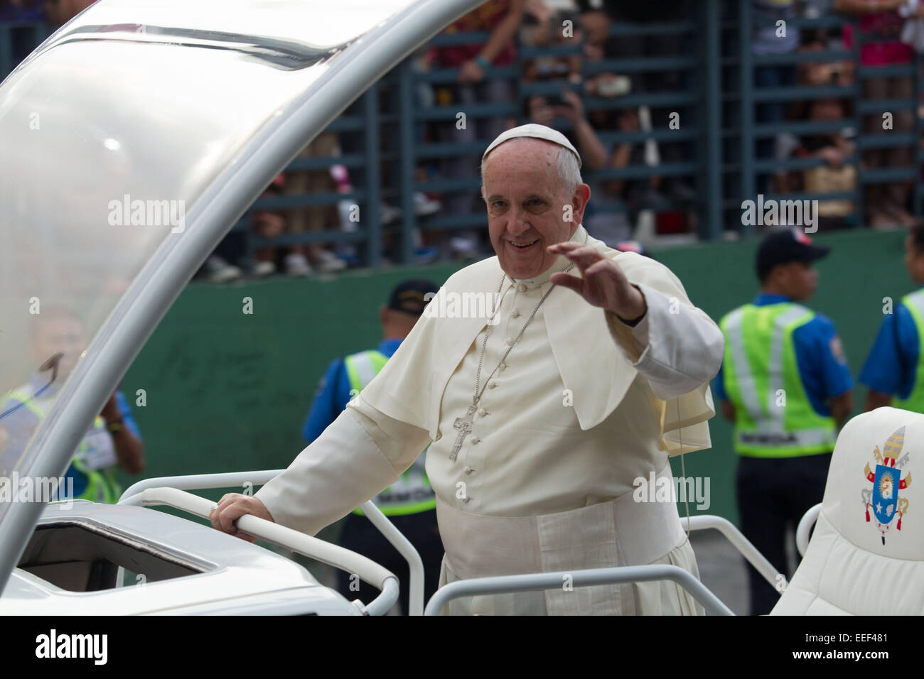 Manila, Philippines. 16th Jan, 2015. Pope Francis waves to the people ...